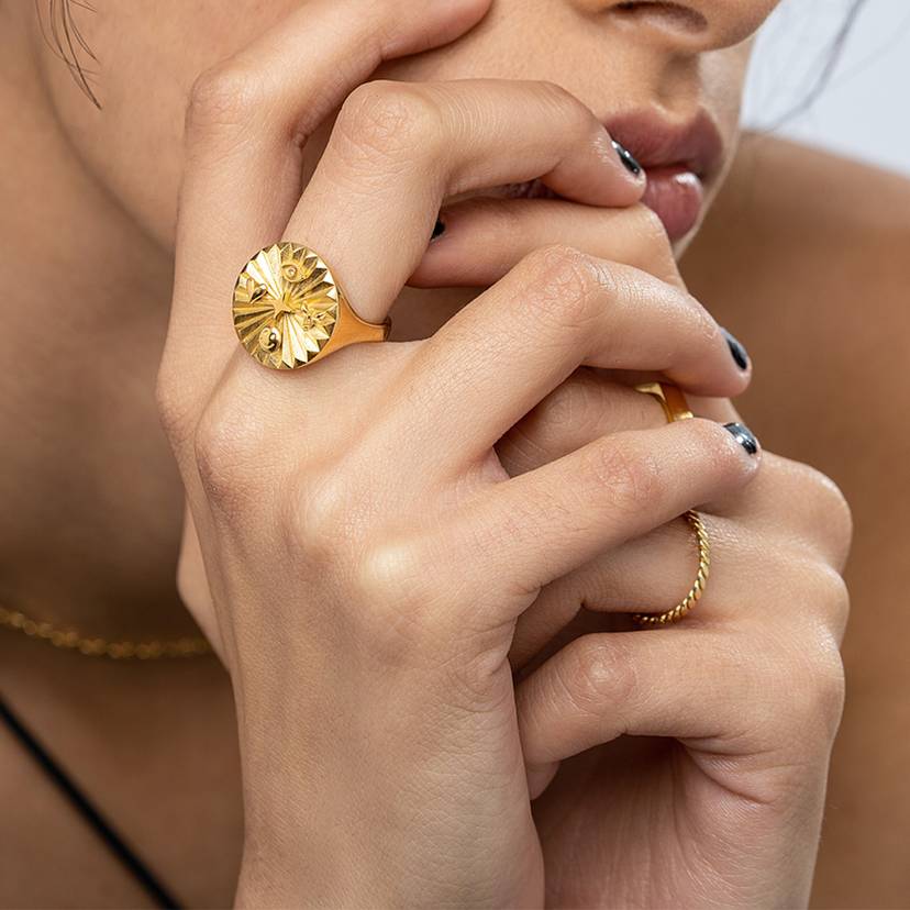 Tyra Initial Medallion Ring - Gold Vermeil - Oak & Luna