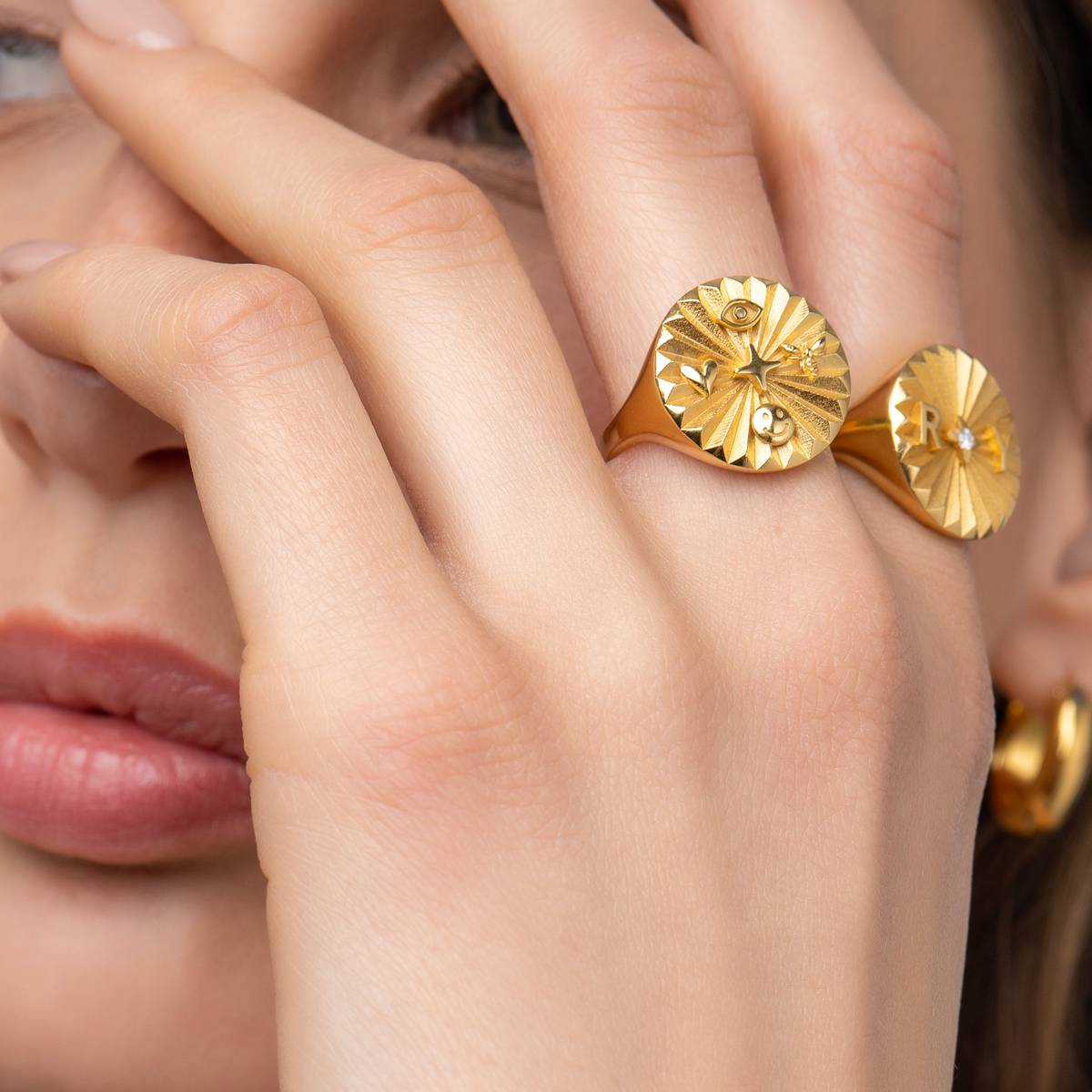 Tyra Initial Medallion Ring - Gold Vermeil - Oak & Luna