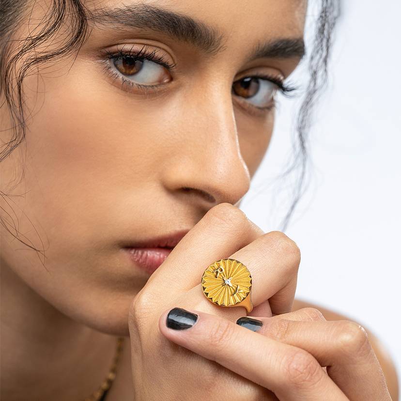 Tyra Initial Medallion Ring with Diamond - Gold Vermeil - Oak & Luna